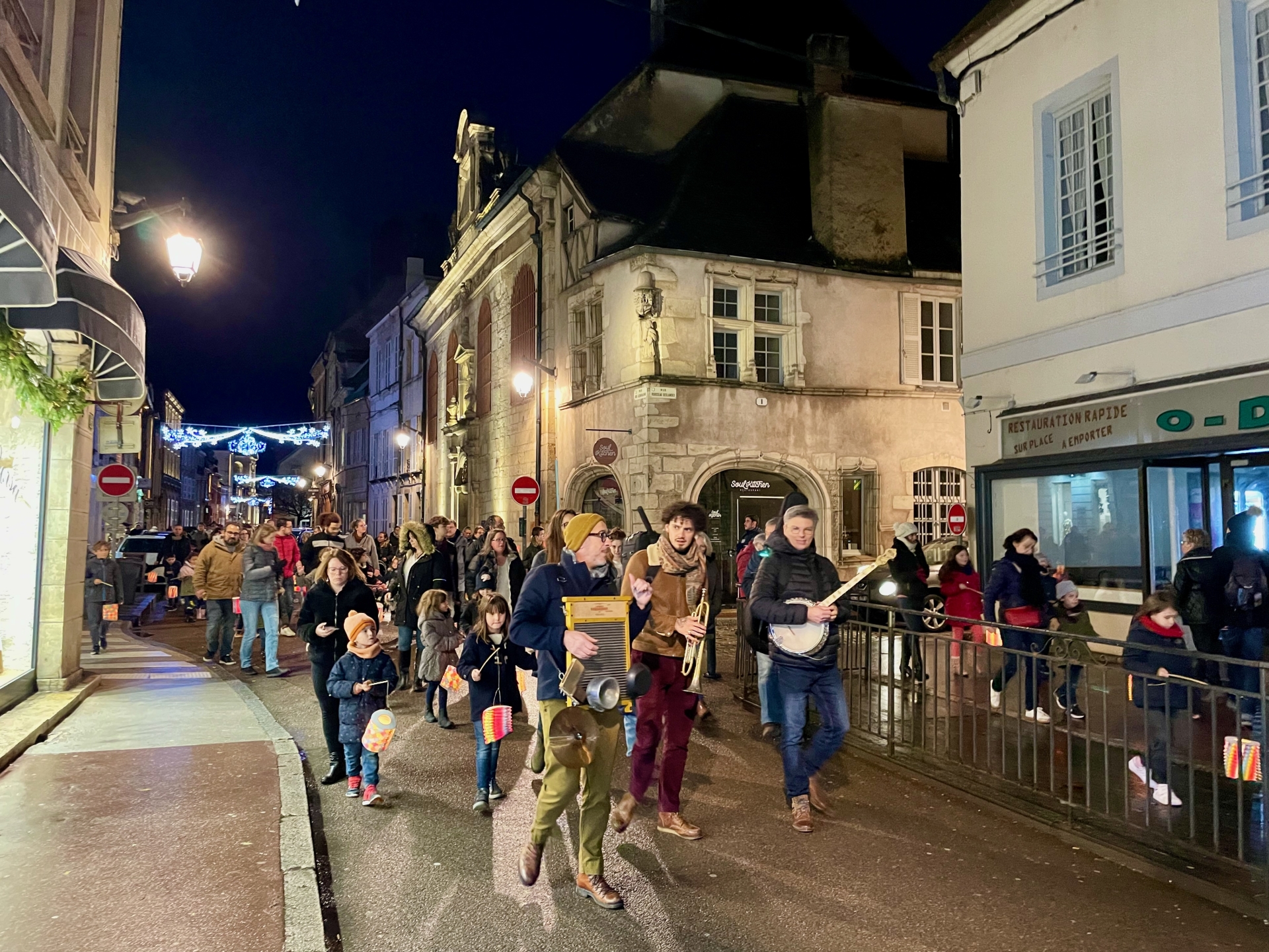 Nuit magique à Beaune - Le défilé aux lampions émerveille petits et ...