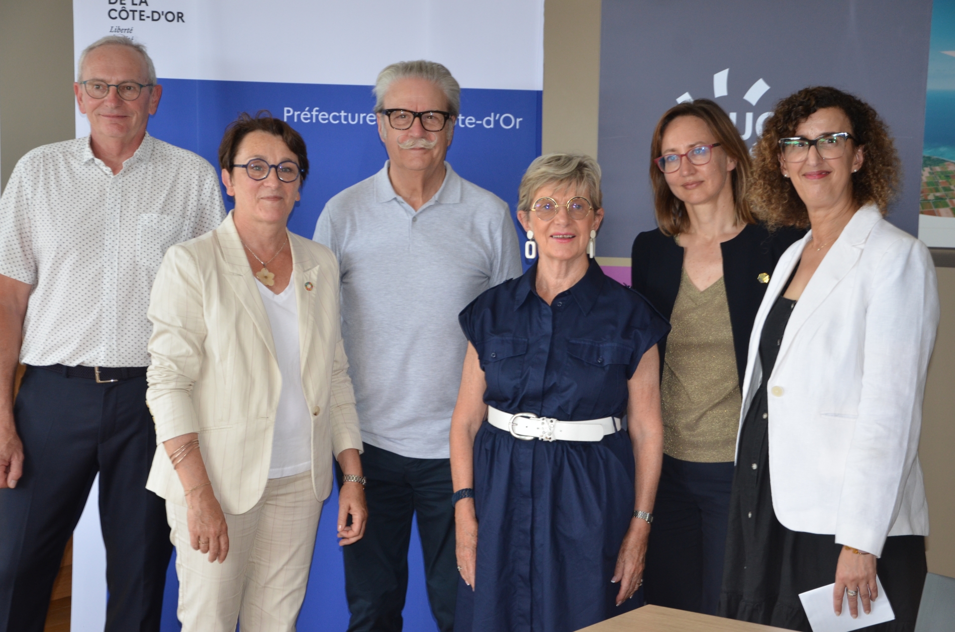 Signature de l’acte de transfert de propriété de l’ancienne base ...