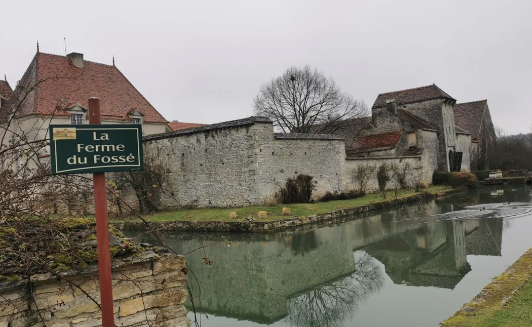 Florent Pagny vient d'acquérir une demeure fortifiée de Côte-d'Or ...